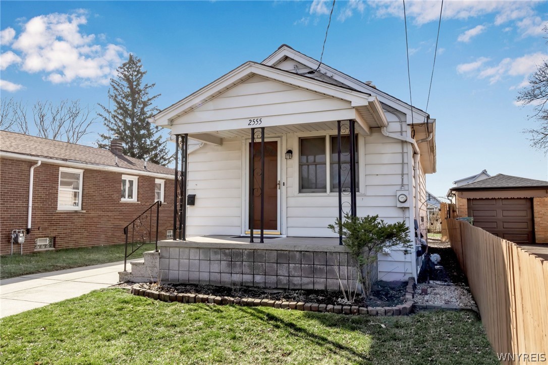 2555 Jerauld Avenue, Niagara Falls, NY 14305